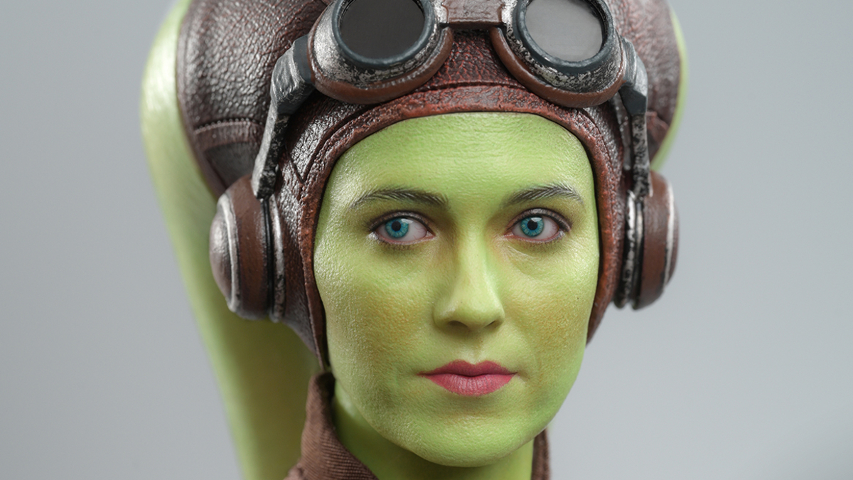 Live-Action Hera Syndulla Gets a Very Lifelike Hot Toys Figure