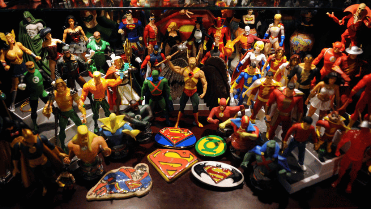 15 Best DC Character Collectibles That Belong In Your Room