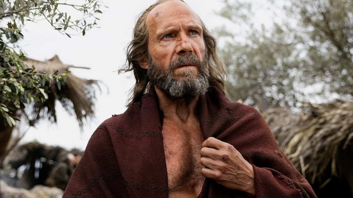 Hunger Games’ Tom Blyth Says He Could Teach Ralph Fiennes ‘a Few Things ...