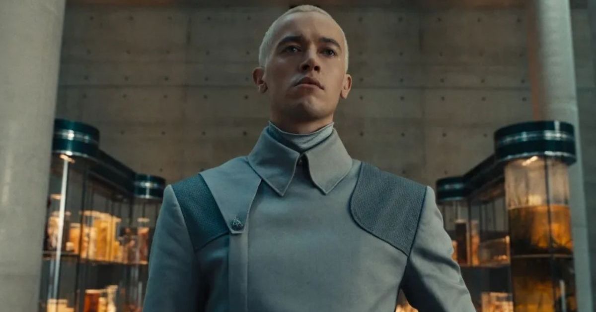 Hunger Games’ Tom Blyth Says He Could Teach Ralph Fiennes ‘a Few Things ...