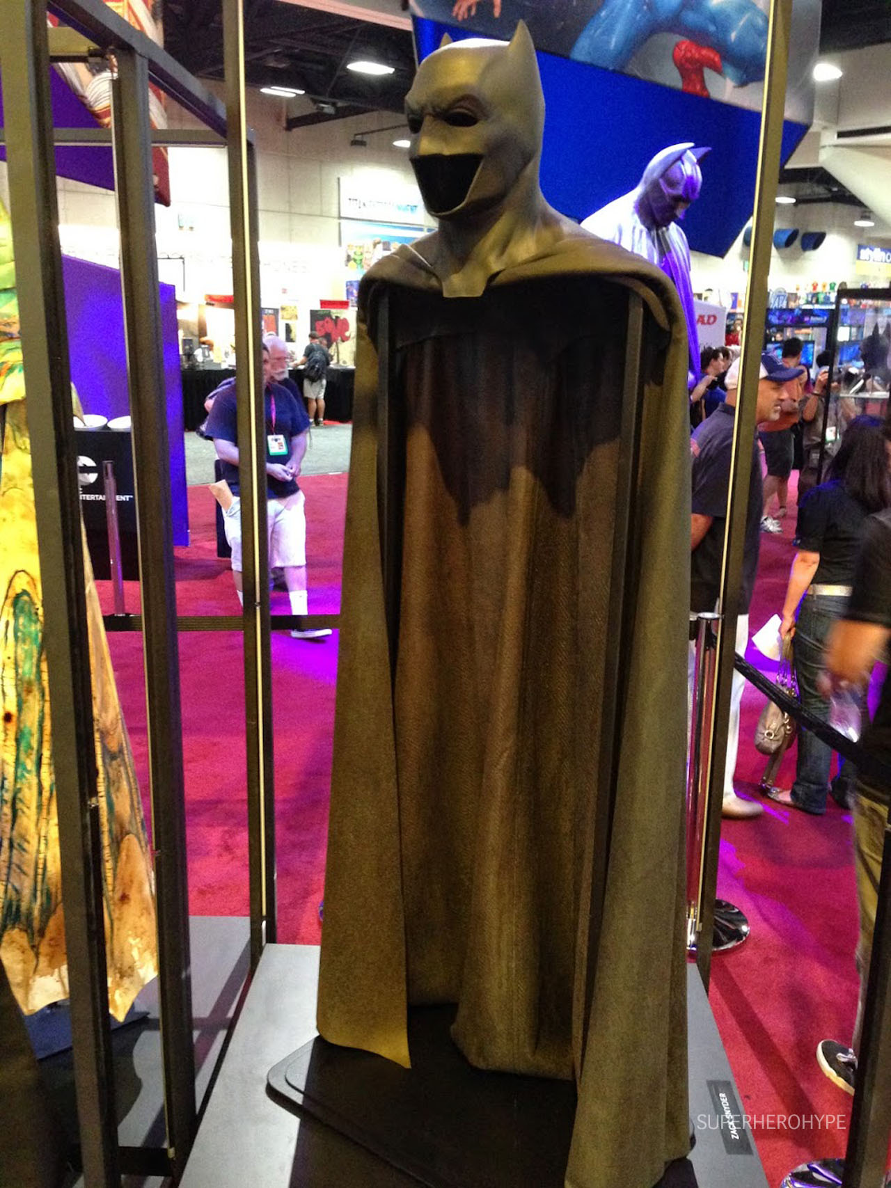 Comic-Con: Photos of the Batsuit from Batman v Superman: Dawn of ...