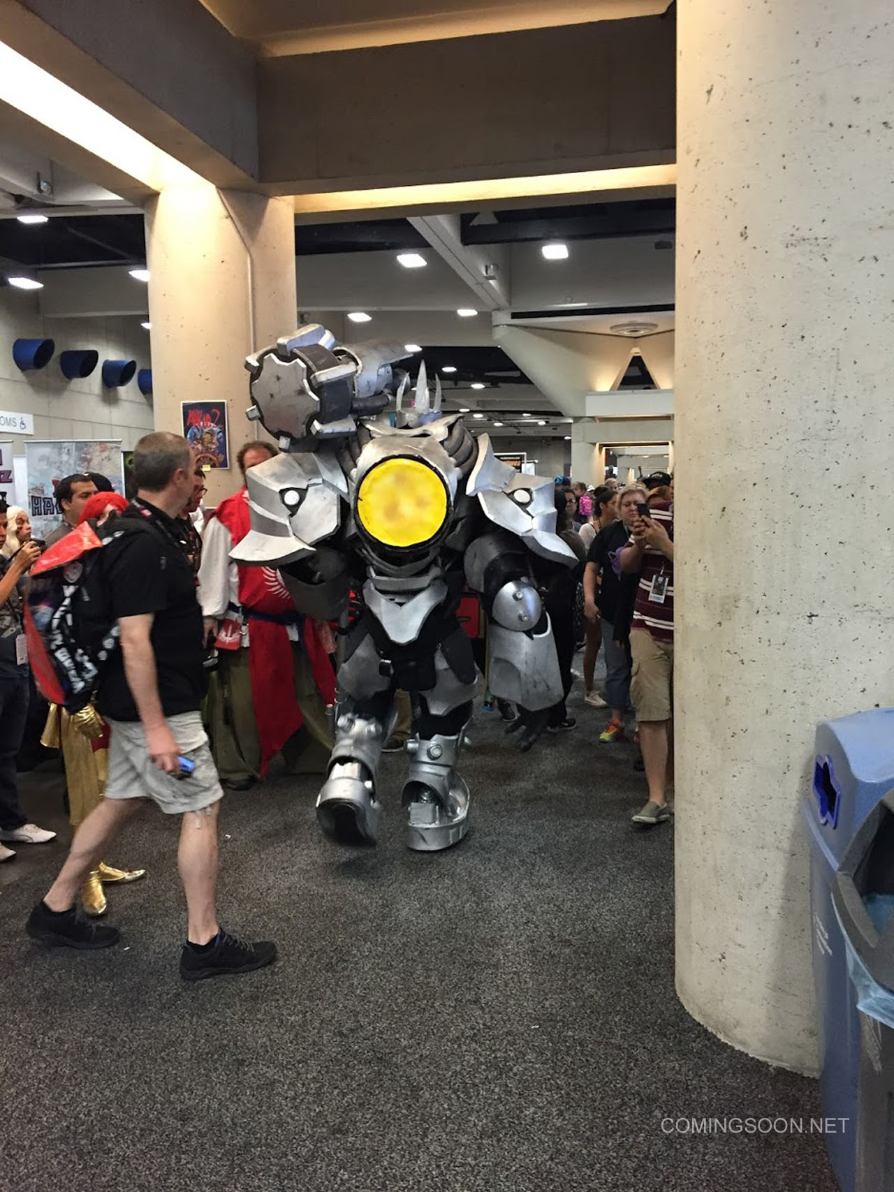 Floor Pictures and Cosplay from Comic-Con 2016