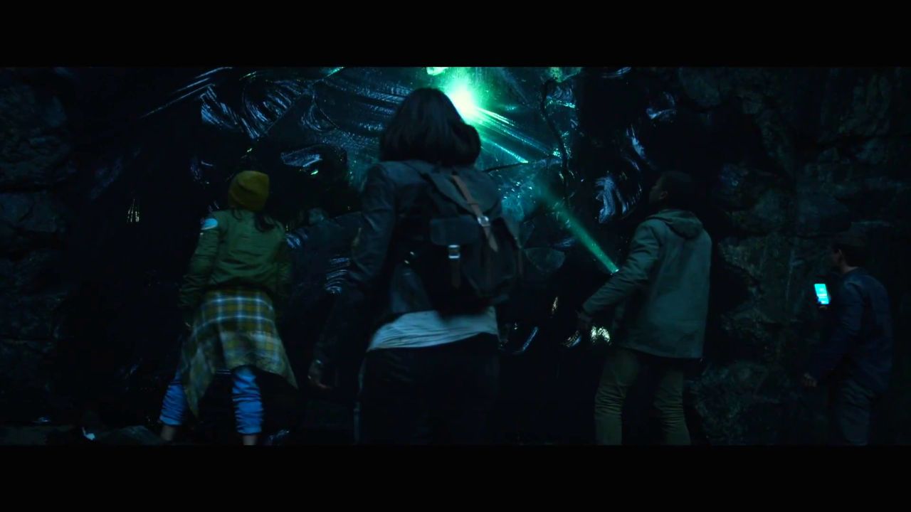 70 Screenshots from the New Power Rangers Trailer